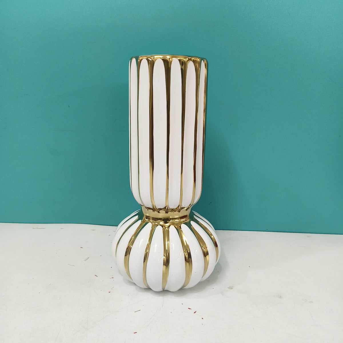 Artistic Golden Vase – VIIVAZ